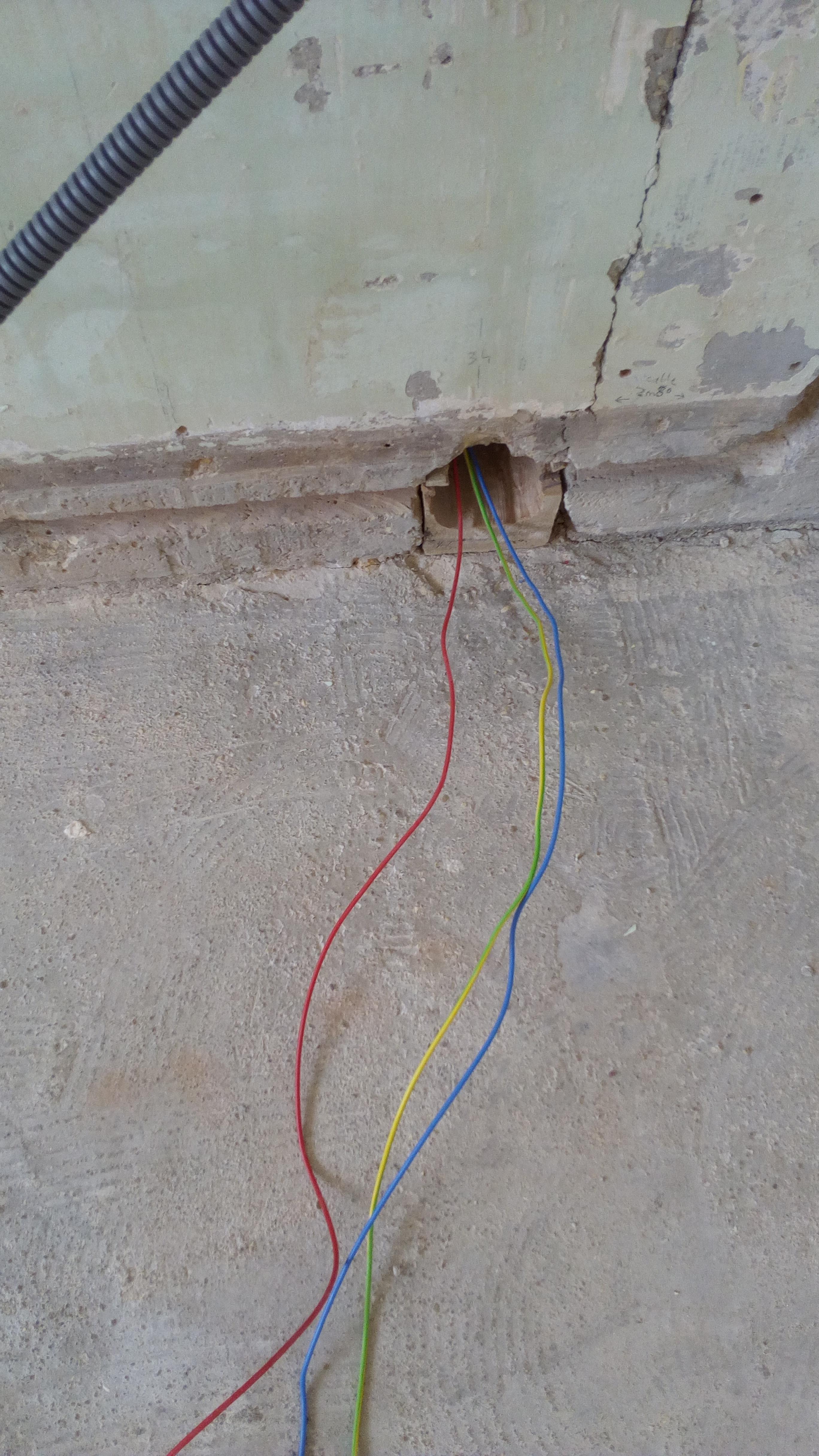 tirage de cables pour lampe plafonnier