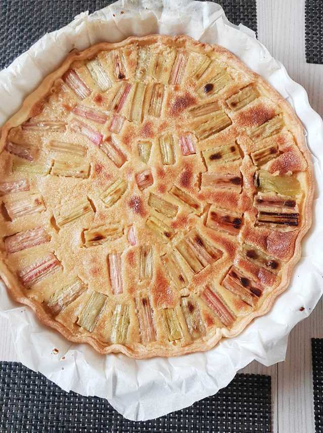Tarte à la rhubarbe – L'élégance est la seule Beauté