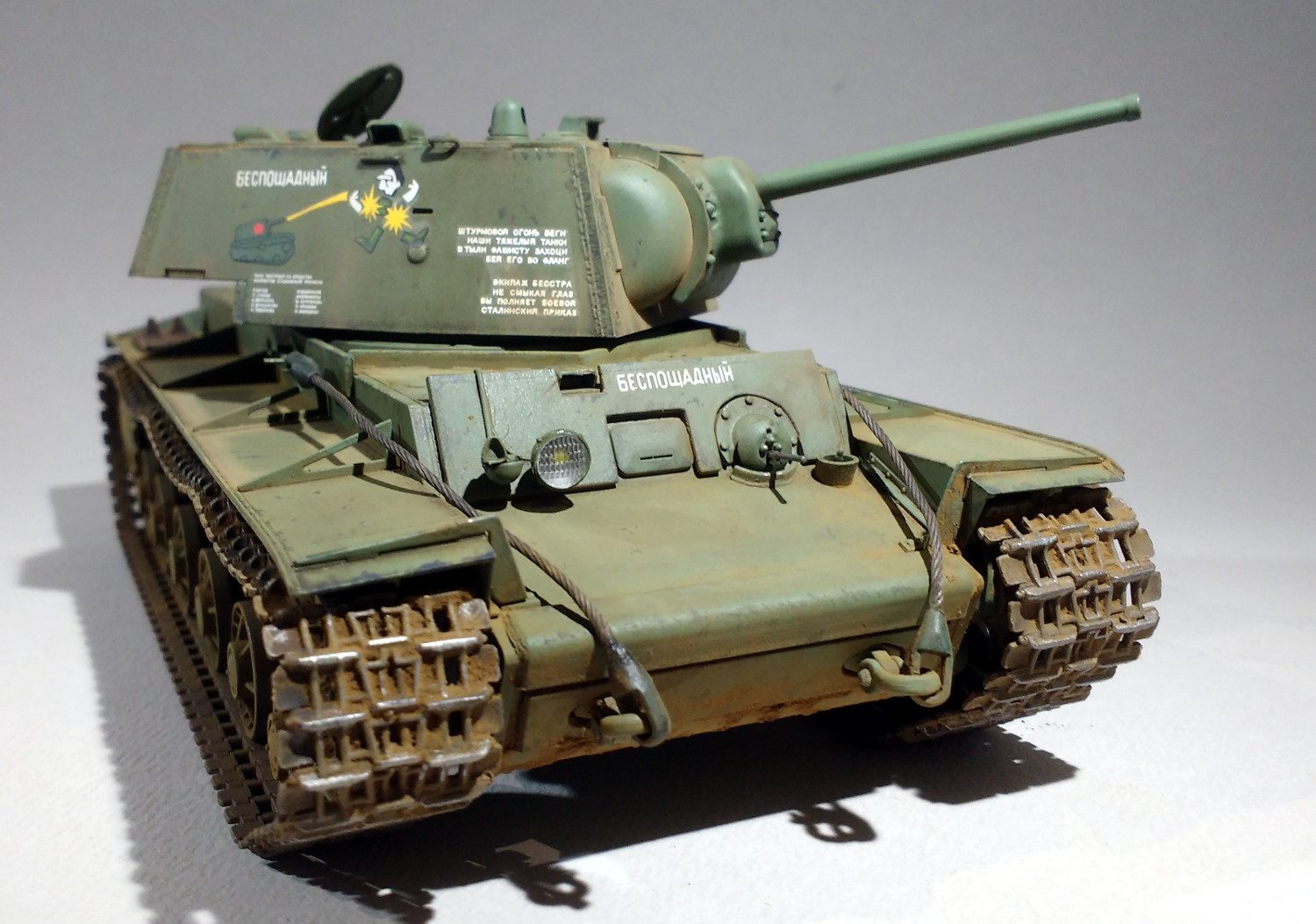 KV1 modèle 1942 (Trumpeter 1/35)