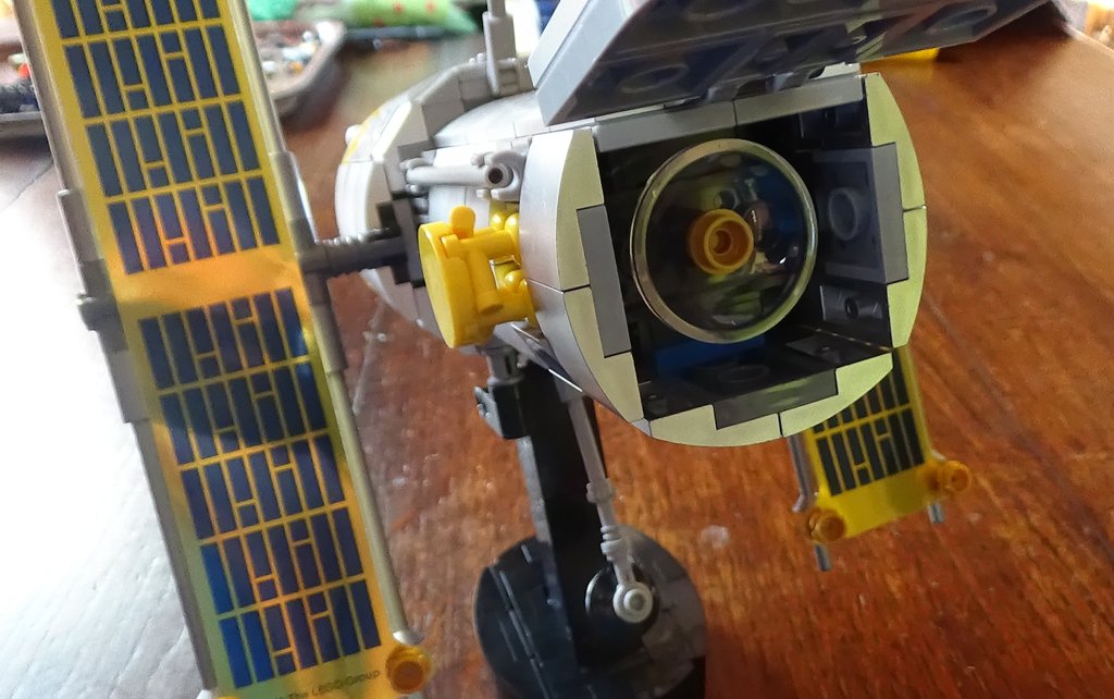 Navette spatiale Discovery + Télescope Hubble [Lego] de bgire