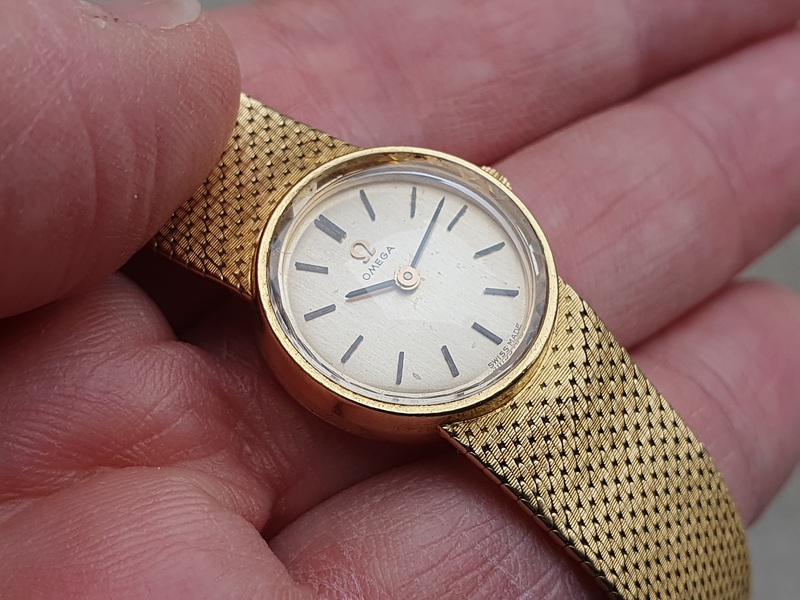 Coin des Affaires - Omega Femme vintage tout Or 18k.